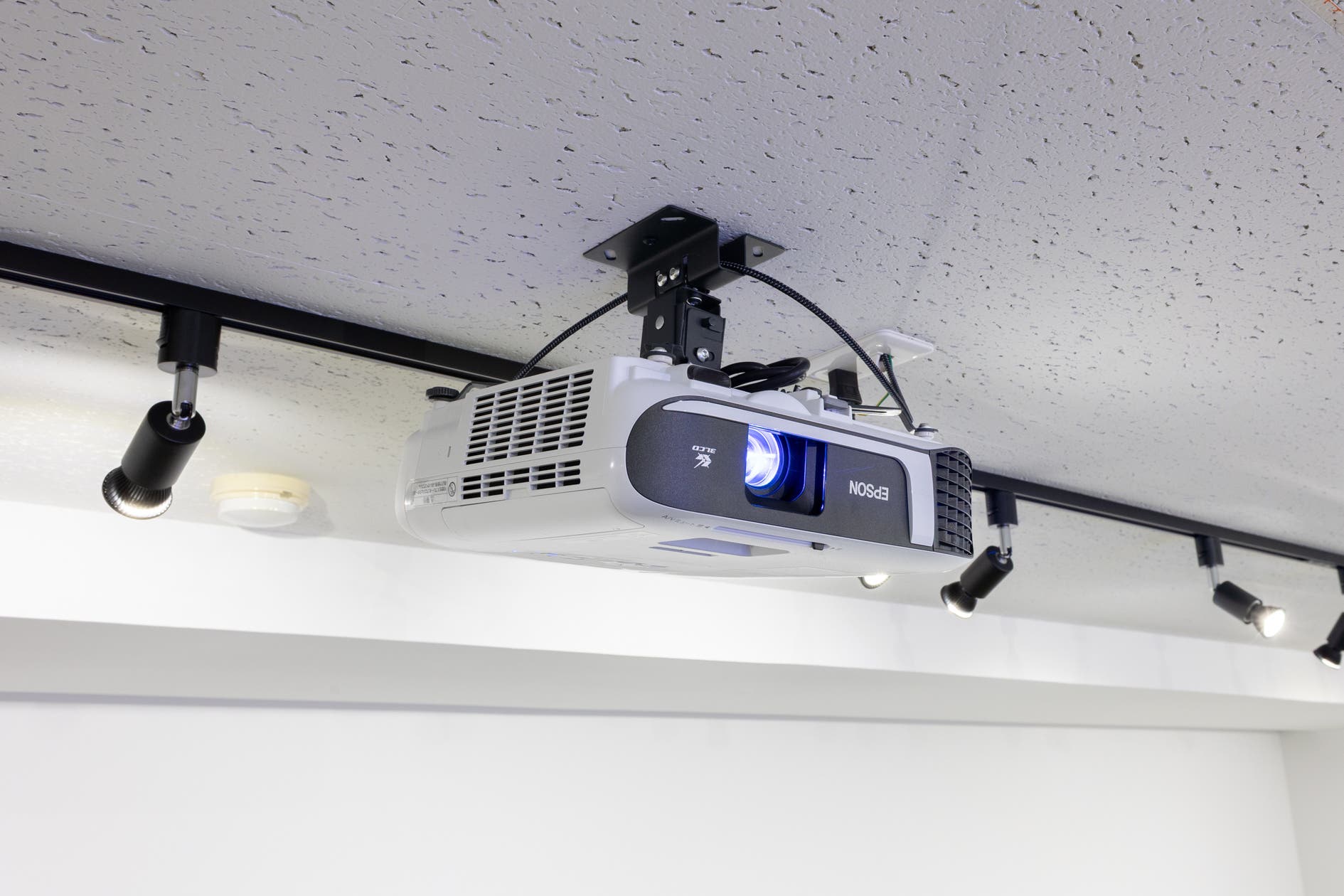 【伏見駅1分】ワンランク上の会議室｜60㎡最大50名着席可能｜備品全て無料｜ﾌﾟﾛｼﾞｪｸﾀｰ、音響完備、司会台、マイクの写真17