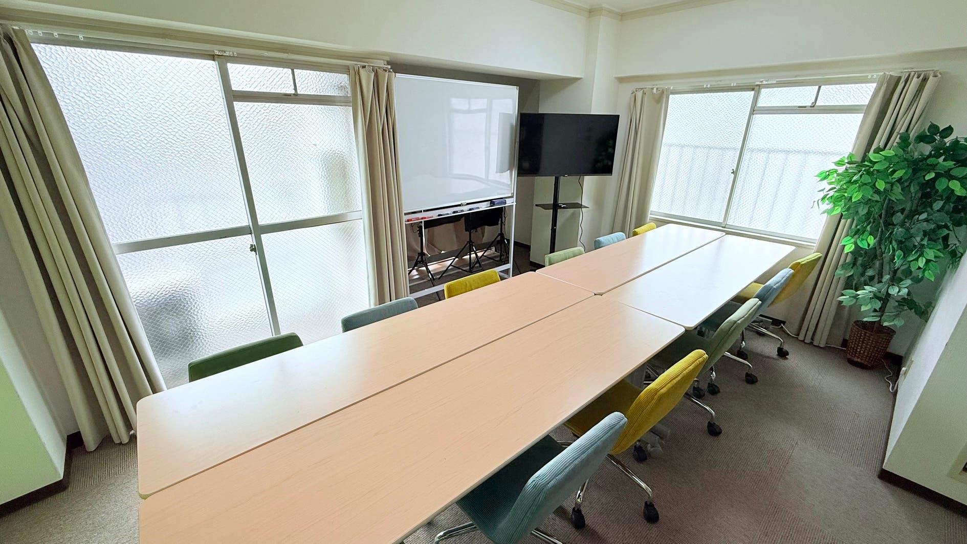 🥳新大阪駅徒歩2分🎉最大12名/Wi-Fi/大型モニター/プロジェクター/会議/ワーク/撮影＜レオン会議室＞📅木曜割実施中の写真7