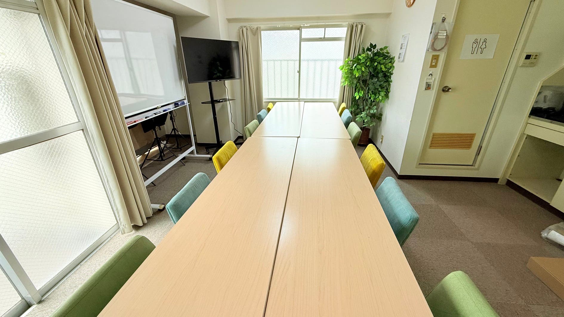 🥳新大阪駅徒歩2分🎉最大12名/Wi-Fi/大型モニター/プロジェクター/会議/ワーク/撮影＜レオン会議室＞📅木曜割実施中の写真8