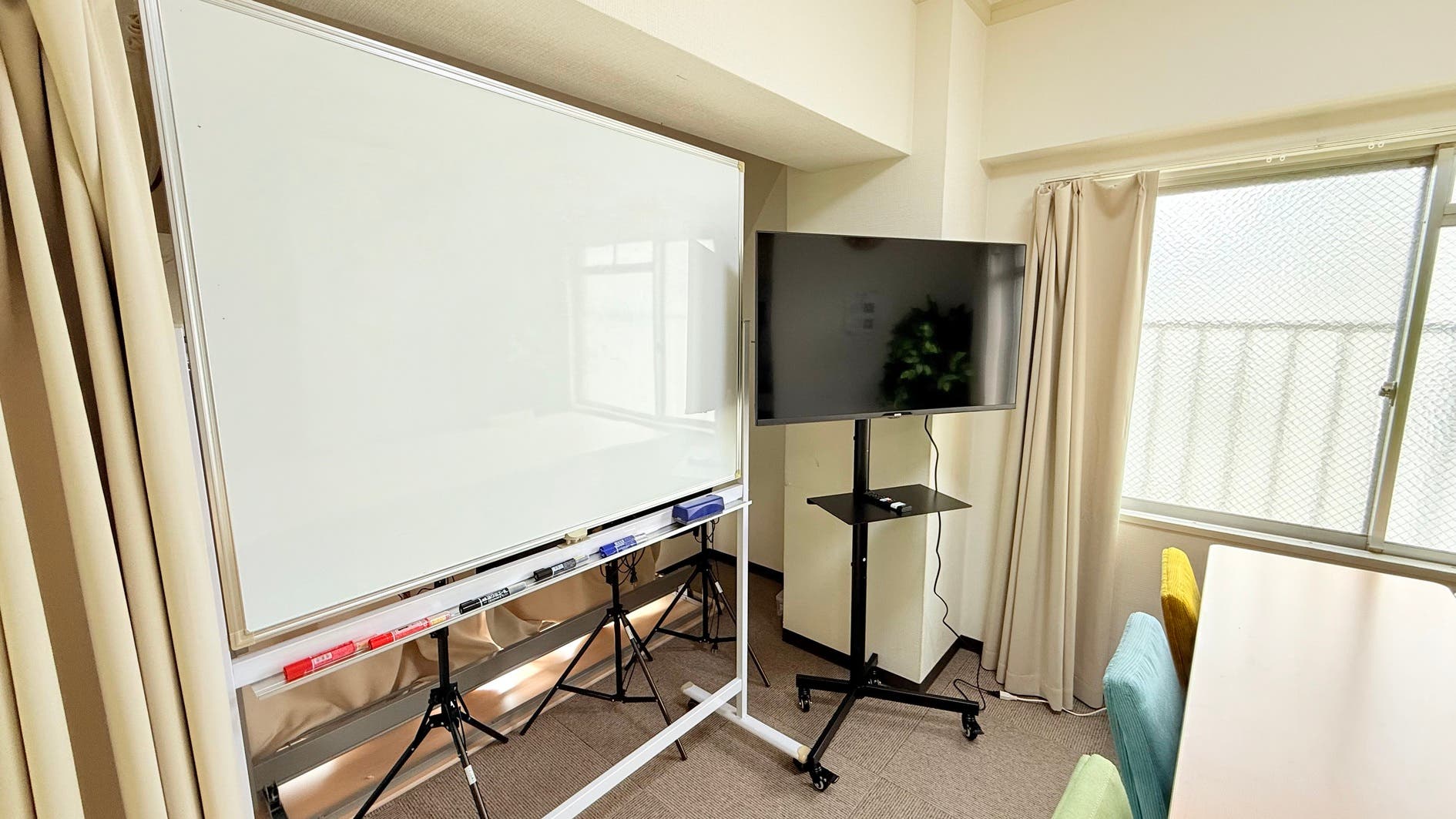 🥳新大阪駅徒歩2分🎉最大12名/Wi-Fi/大型モニター/プロジェクター/会議/ワーク/撮影＜レオン会議室＞📅木曜割実施中の写真17