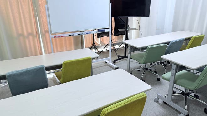 ✌️11月割✌️🥳新大阪駅徒歩2分🎉最大12名/Wi-Fi/大型モニター/プロジェクター/会議/ワーク/撮影<レオン会議室>の写真3