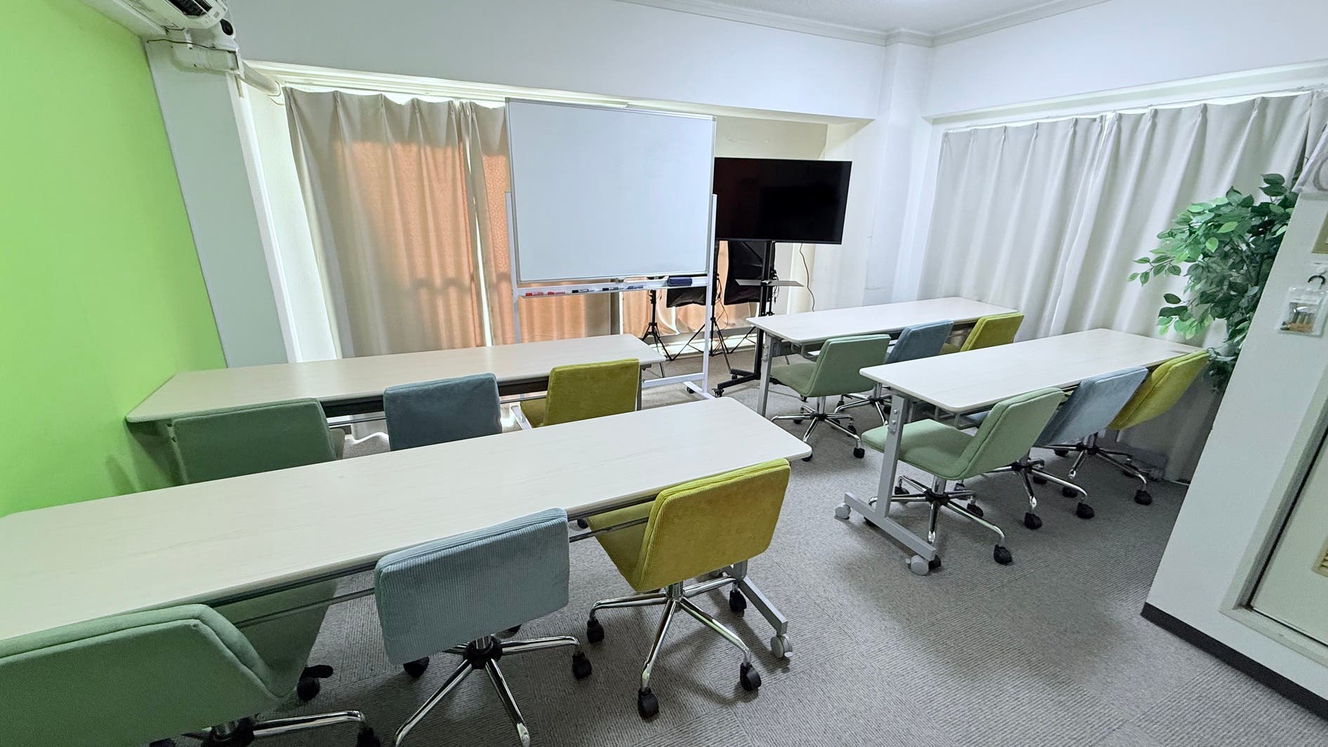 🥳新大阪駅徒歩2分🎉最大12名/Wi-Fi/大型モニター/プロジェクター/会議/ワーク/撮影＜レオン会議室＞📅木曜割実施中の写真5