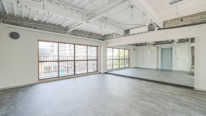 【桜木町駅4分】4.5mの大型鏡✨・広さ(40㎡)!ダンス・ヨガ・ウォーキング・SNS撮影OK!Wi-Fi、ヨガマット完備の写真1