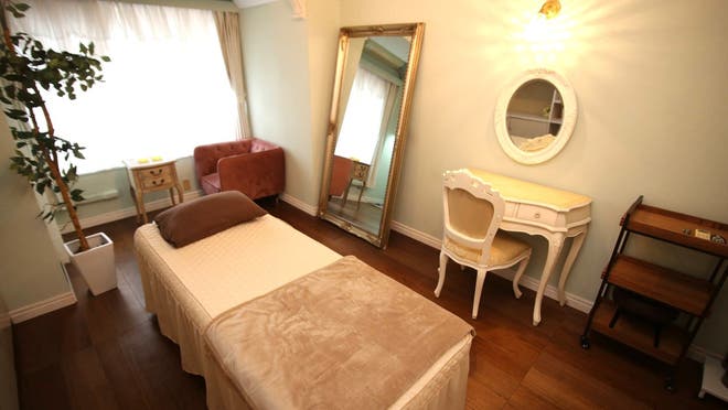 【JR新宿駅5分】折り畳みベッド(有孔)/お湯出る♨️/エレベータ/上層階/アンティーク🏨/Toilet室内/Rainbowの写真1