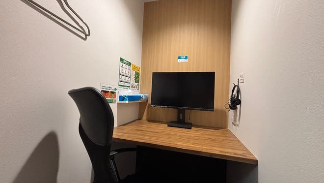 【¥660/1時間!目黒駅東口徒歩1分】モニター・フリードリンク付き1名個室(ブース2)※予約時間前は入室不可の写真1