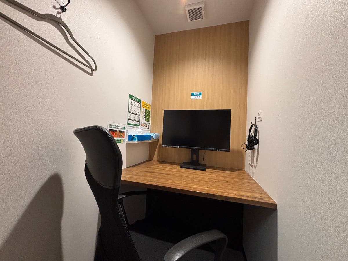 【¥660/1時間！目黒駅東口徒歩1分】モニター・フリードリンク付き1名個室（ブース4）※予約時間前は入室不可の写真1