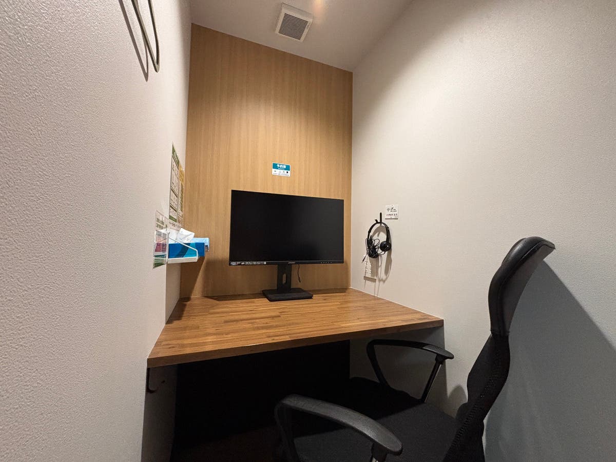 【¥660/1時間！目黒駅東口徒歩1分】モニター・フリードリンク付き1名個室（ブース4）※予約時間前は入室不可の写真2