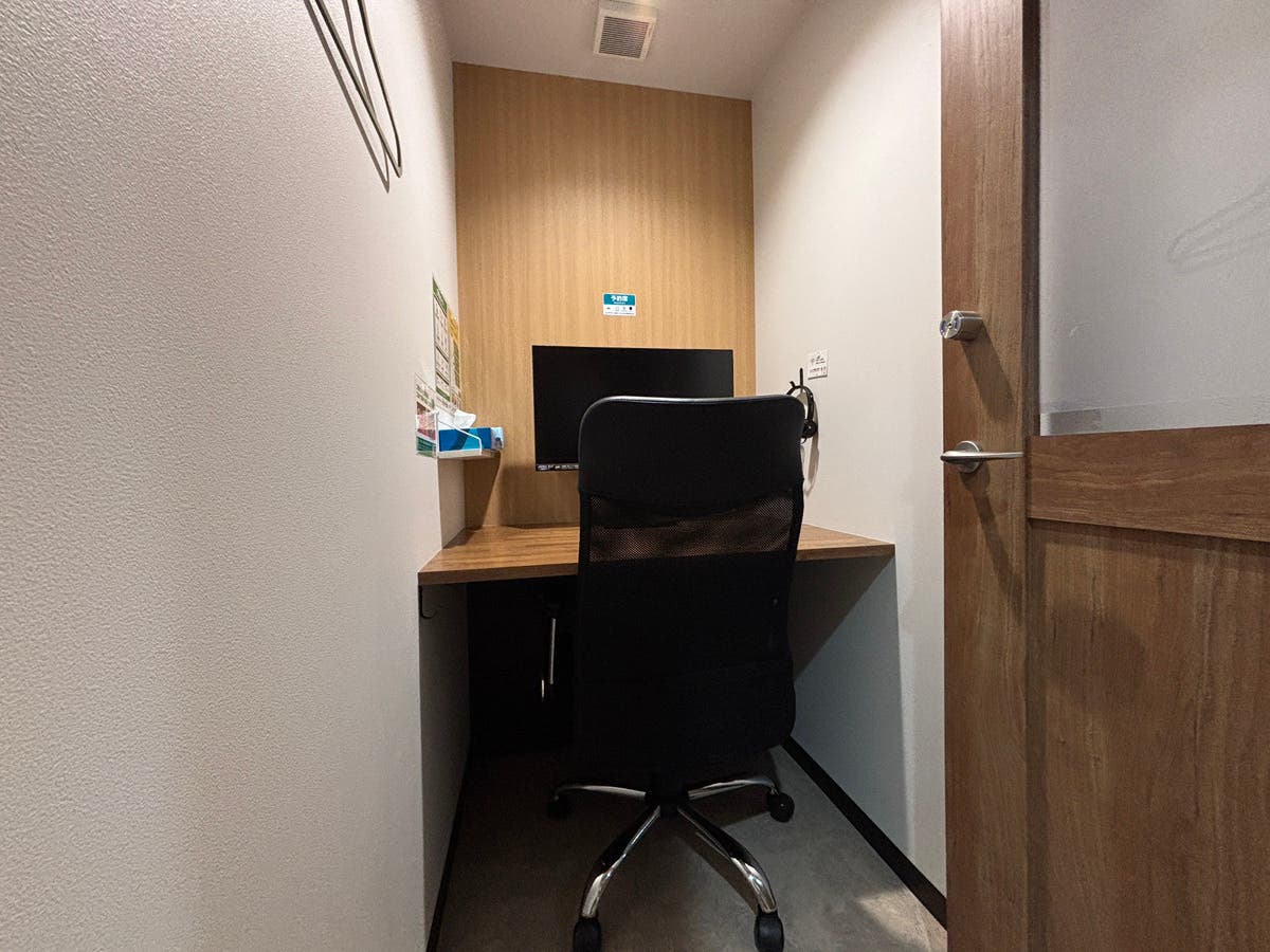 【¥660/1時間！目黒駅東口徒歩1分】モニター・フリードリンク付き1名個室（ブース16）※予約時間前は入室不可の写真9