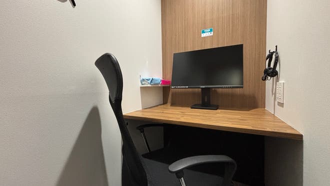 【¥660/1時間!目黒駅東口徒歩1分】モニター・フリードリンク付き1名個室(ブース14)※予約時間前は入室不可の写真1