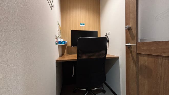 【¥660/1時間!目黒駅東口徒歩1分】モニター・フリードリンク付き1名個室(ブース6)※予約時間前は入室不可の写真3