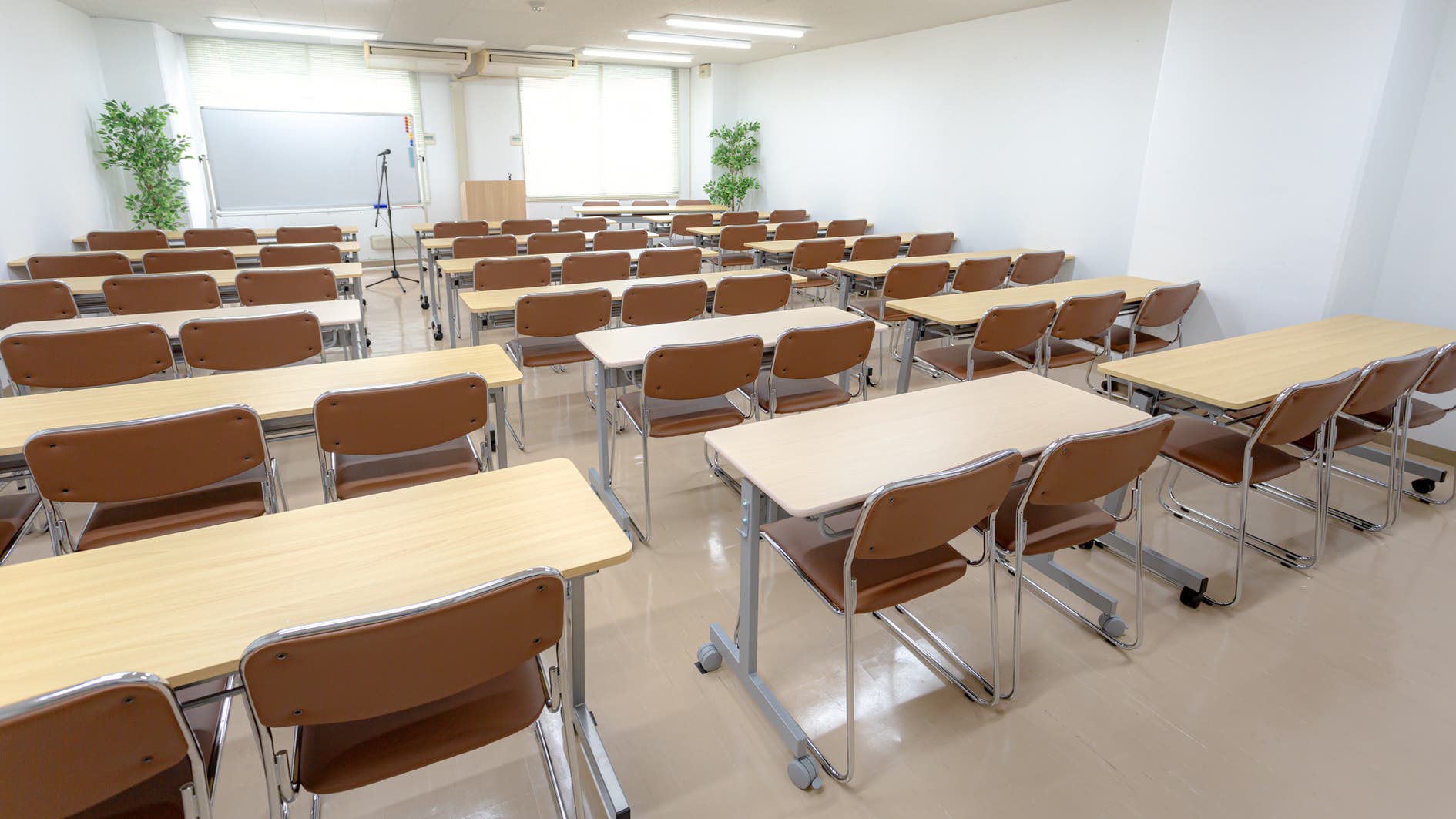 新大阪4分☘️講義40名・席のみ50名可｜土足利用｜全設備無料｜高速WiFi・プロジェクター・ホワイトボードの写真15