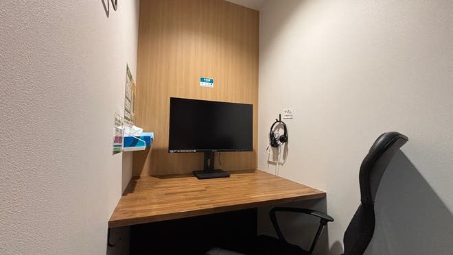 【¥660/1時間!目黒駅東口徒歩1分】モニター・フリードリンク付き1名個室(ブース8)※予約時間前は入室不可の写真2