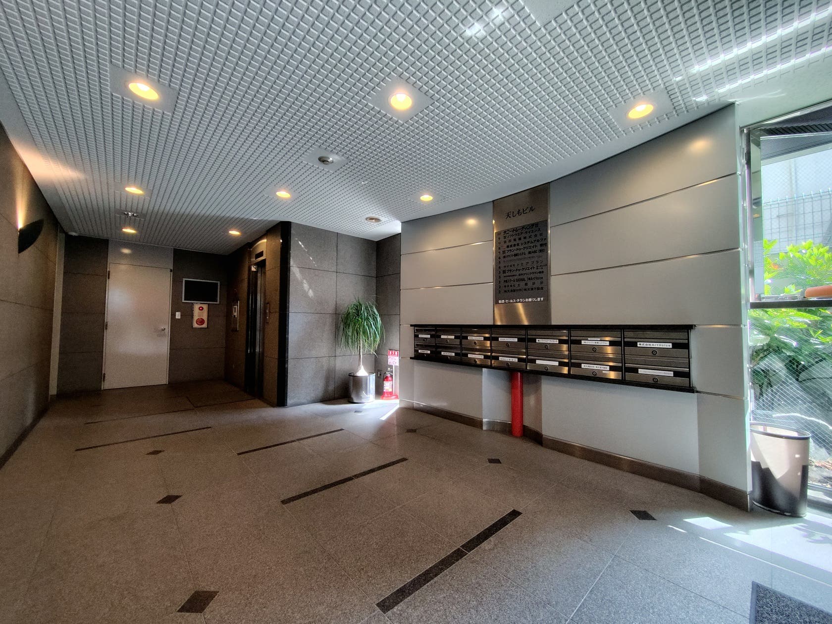 大阪・梅田周辺の高層ビル群をバックにした都会的なシーン撮影に最適なロケーション！の写真24