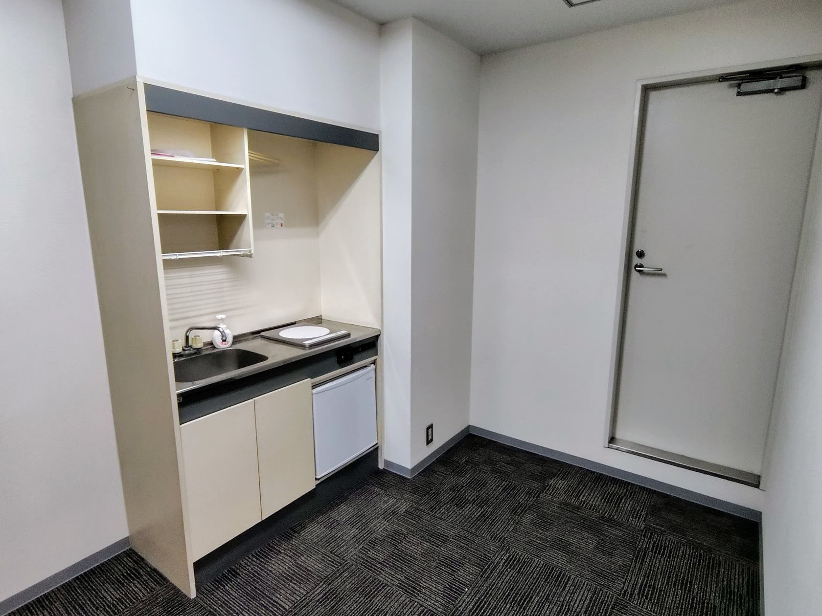 大阪・梅田周辺の高層ビル群をバックにした都会的なシーン撮影に最適なロケーション！の写真25