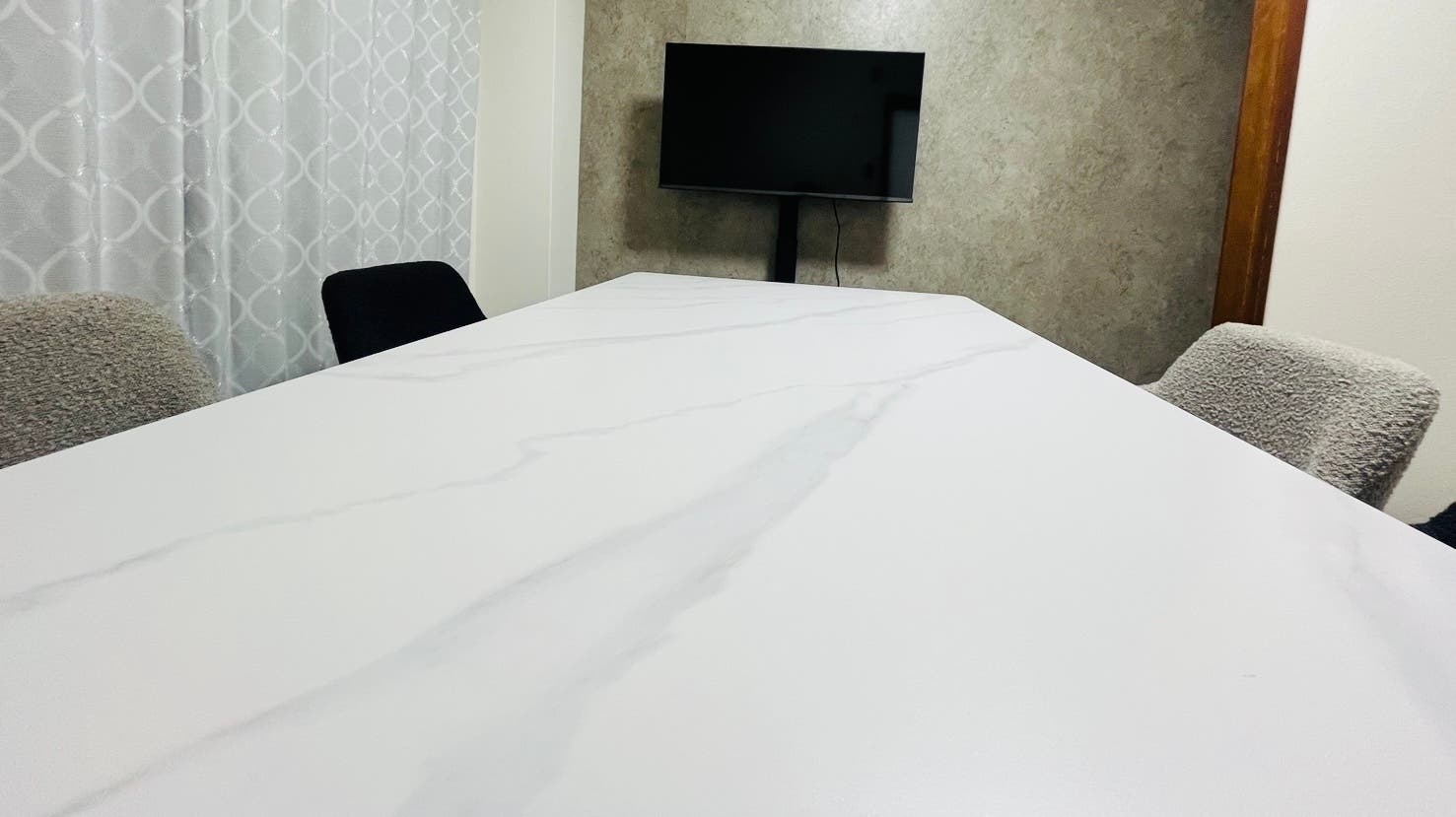 小倉駅から徒歩５分✨少人数貸し会議室に快適なモノトーン空間｜Wi-Fi完備、モニターありの写真8