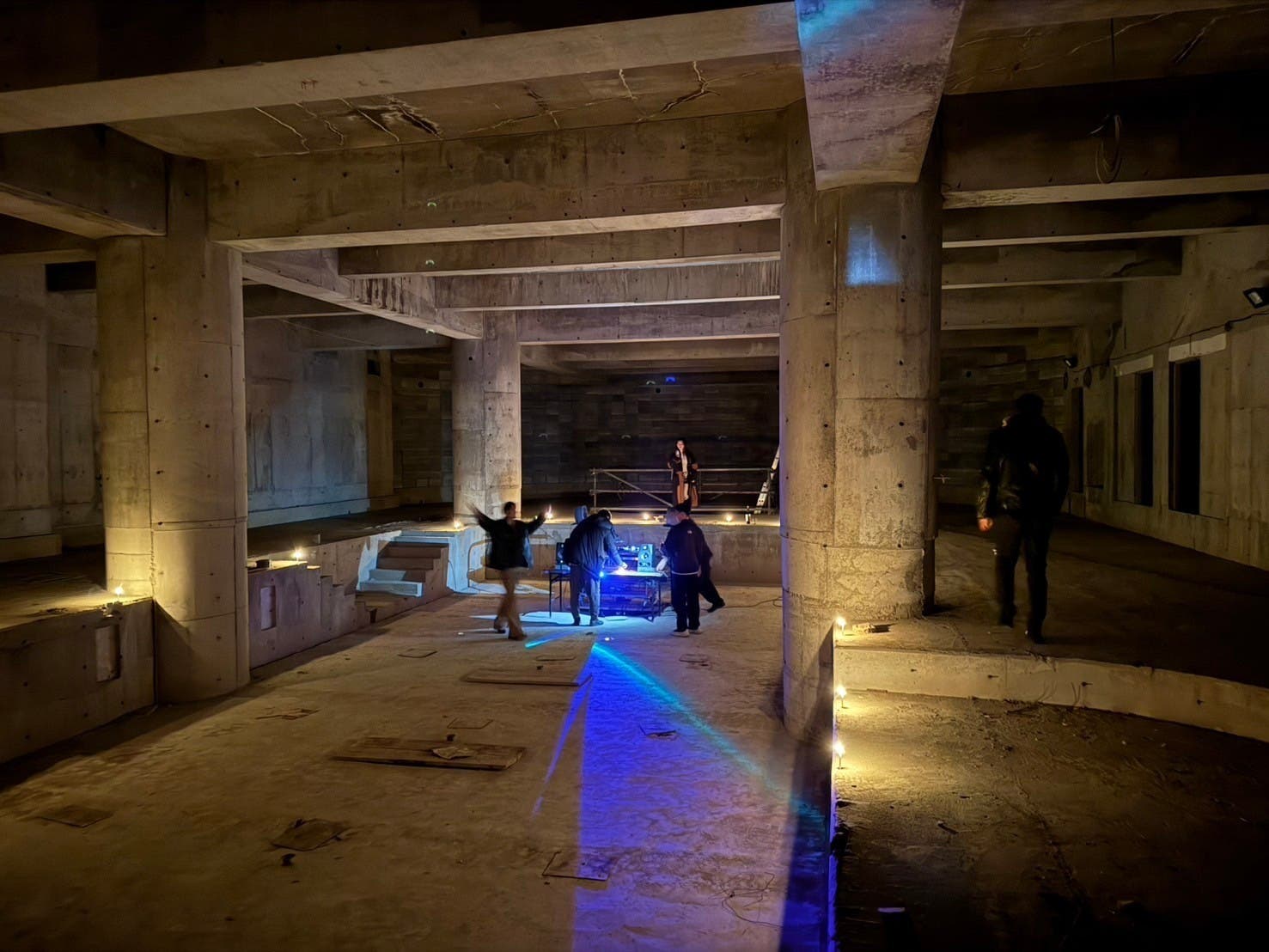 御宿にある半地下巨大コンクリート打ちっぱなし廃墟の写真1