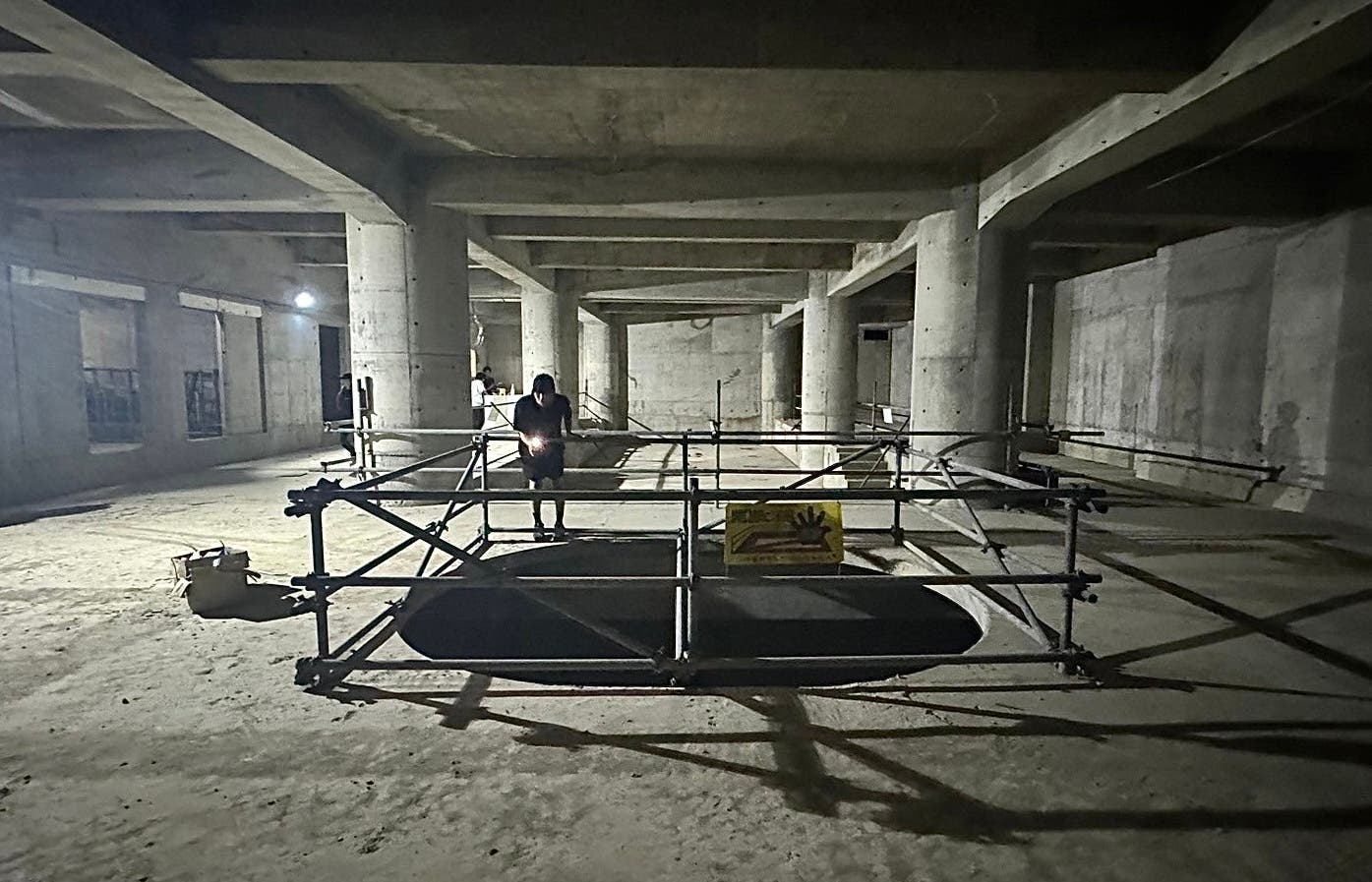 御宿にある半地下巨大コンクリート打ちっぱなし廃墟の写真3