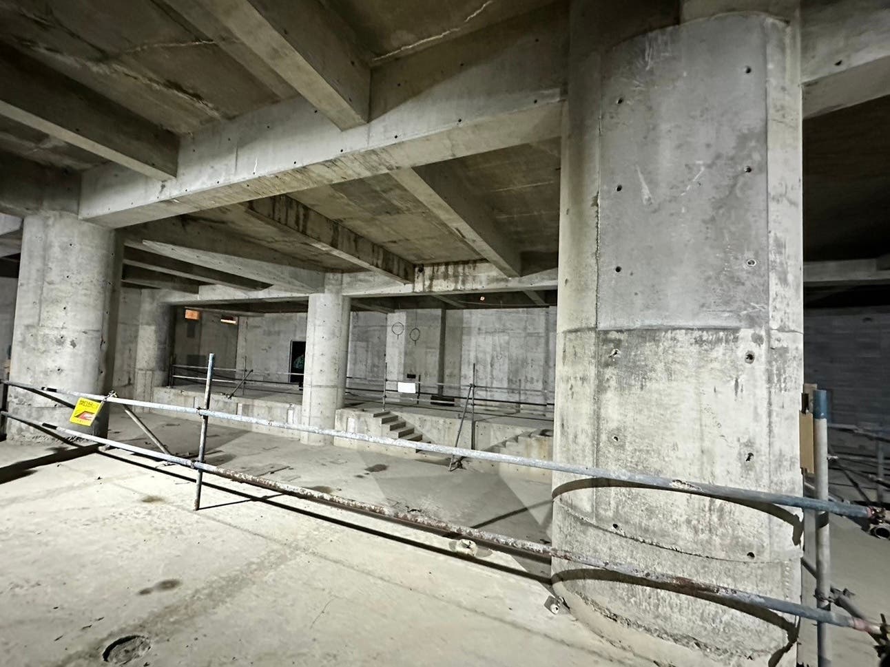 御宿にある半地下巨大コンクリート打ちっぱなし廃墟の写真4