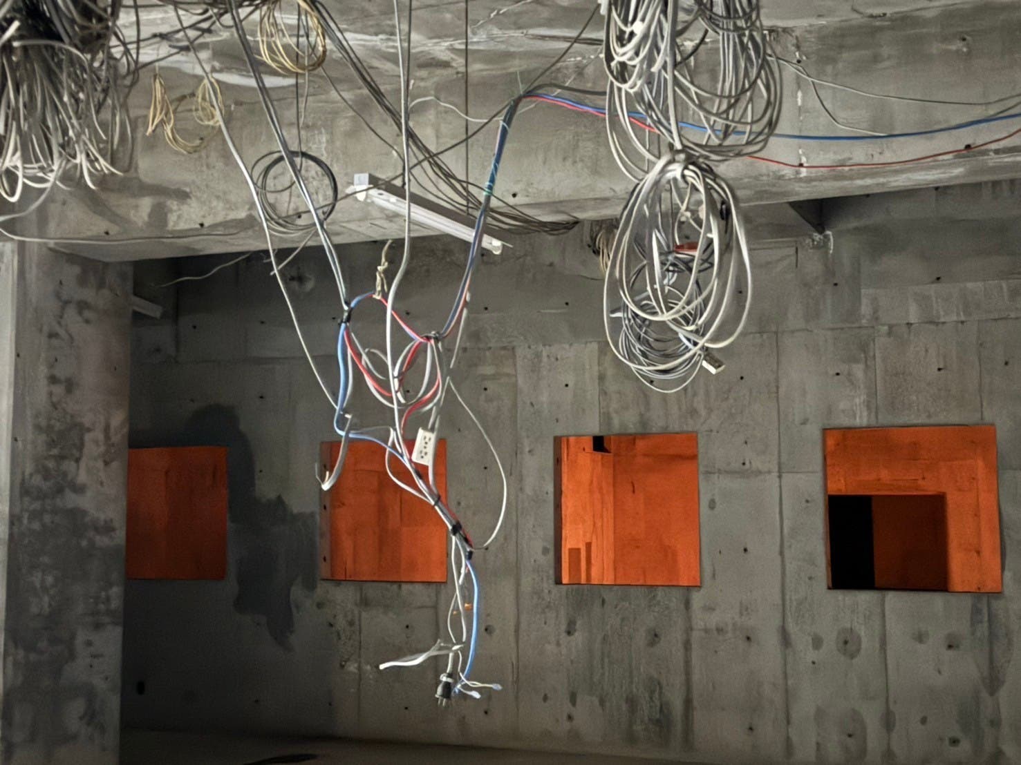 御宿にある半地下巨大コンクリート打ちっぱなし廃墟の写真5