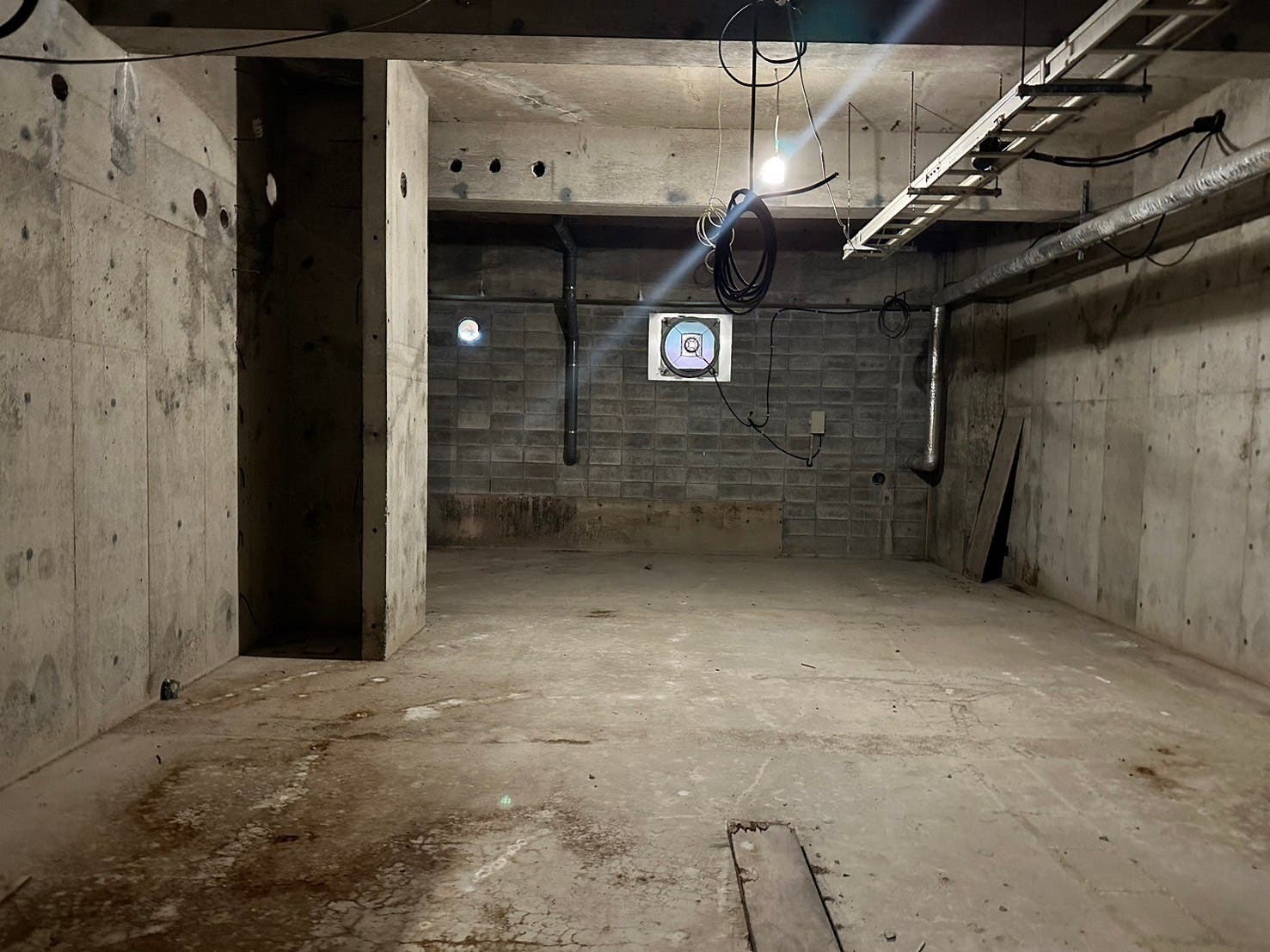 御宿にある半地下巨大コンクリート打ちっぱなし廃墟の写真6