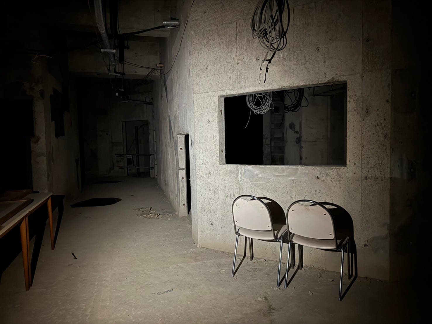 御宿にある半地下巨大コンクリート打ちっぱなし廃墟の写真7