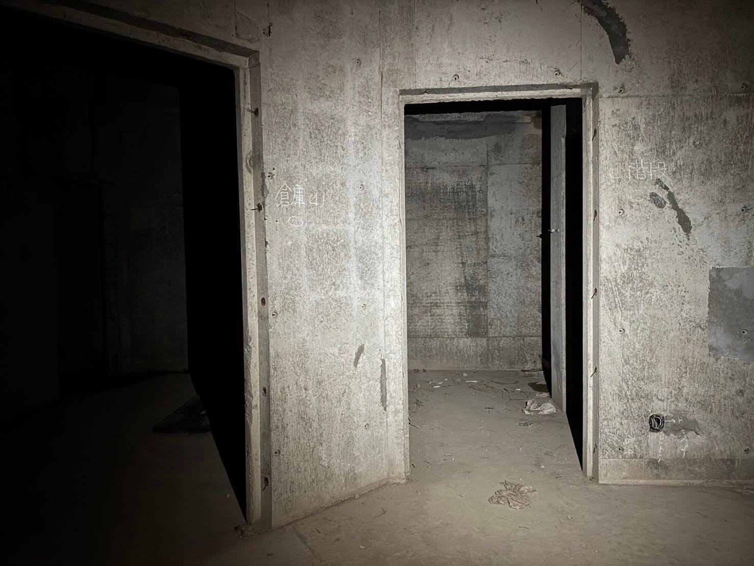 御宿にある半地下巨大コンクリート打ちっぱなし廃墟の写真8