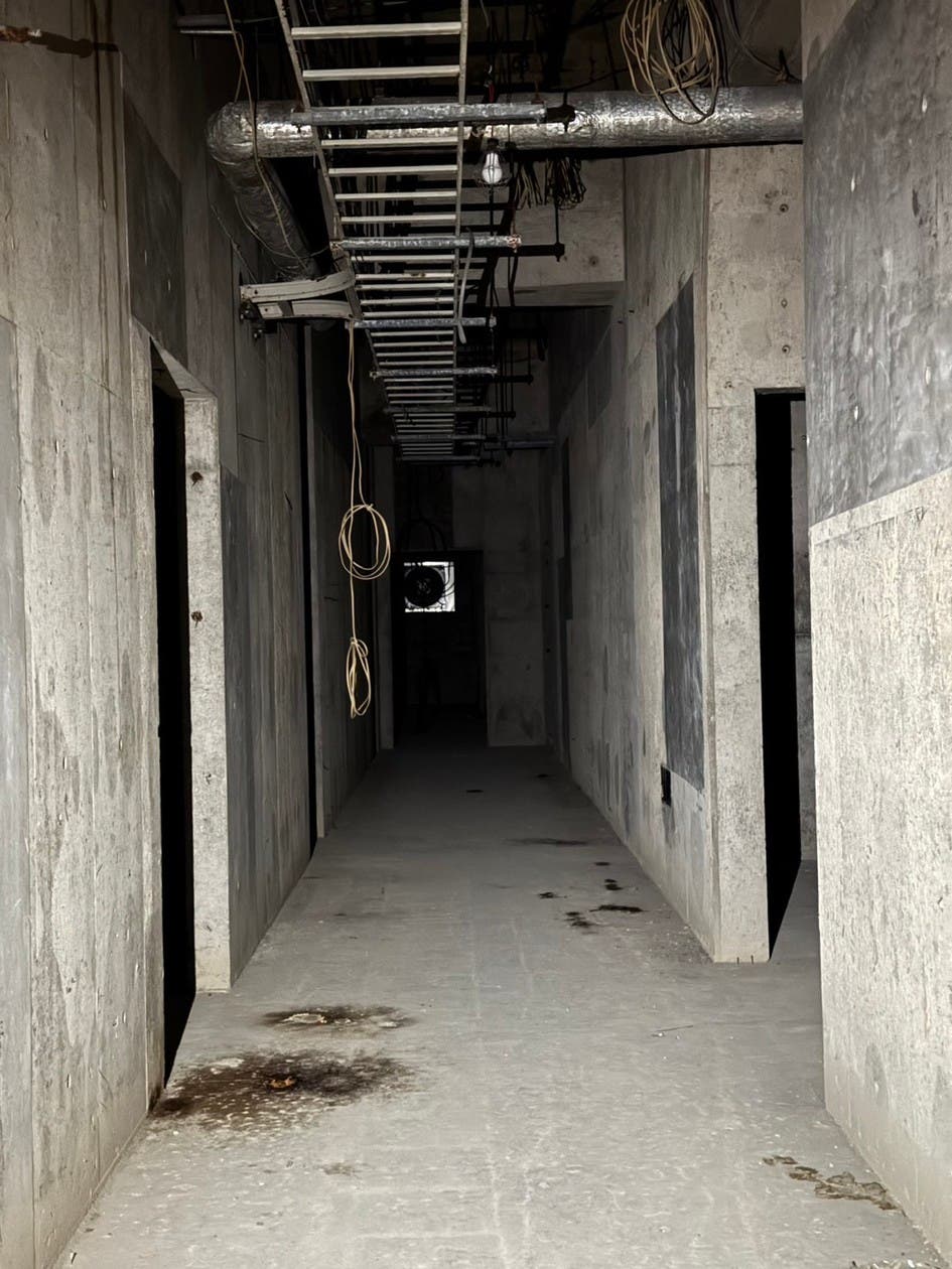 御宿にある半地下巨大コンクリート打ちっぱなし廃墟の写真9