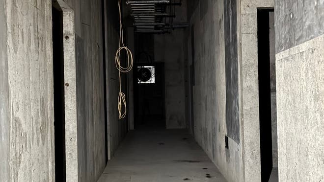 御宿にある半地下巨大コンクリート打ちっぱなし廃墟の写真9