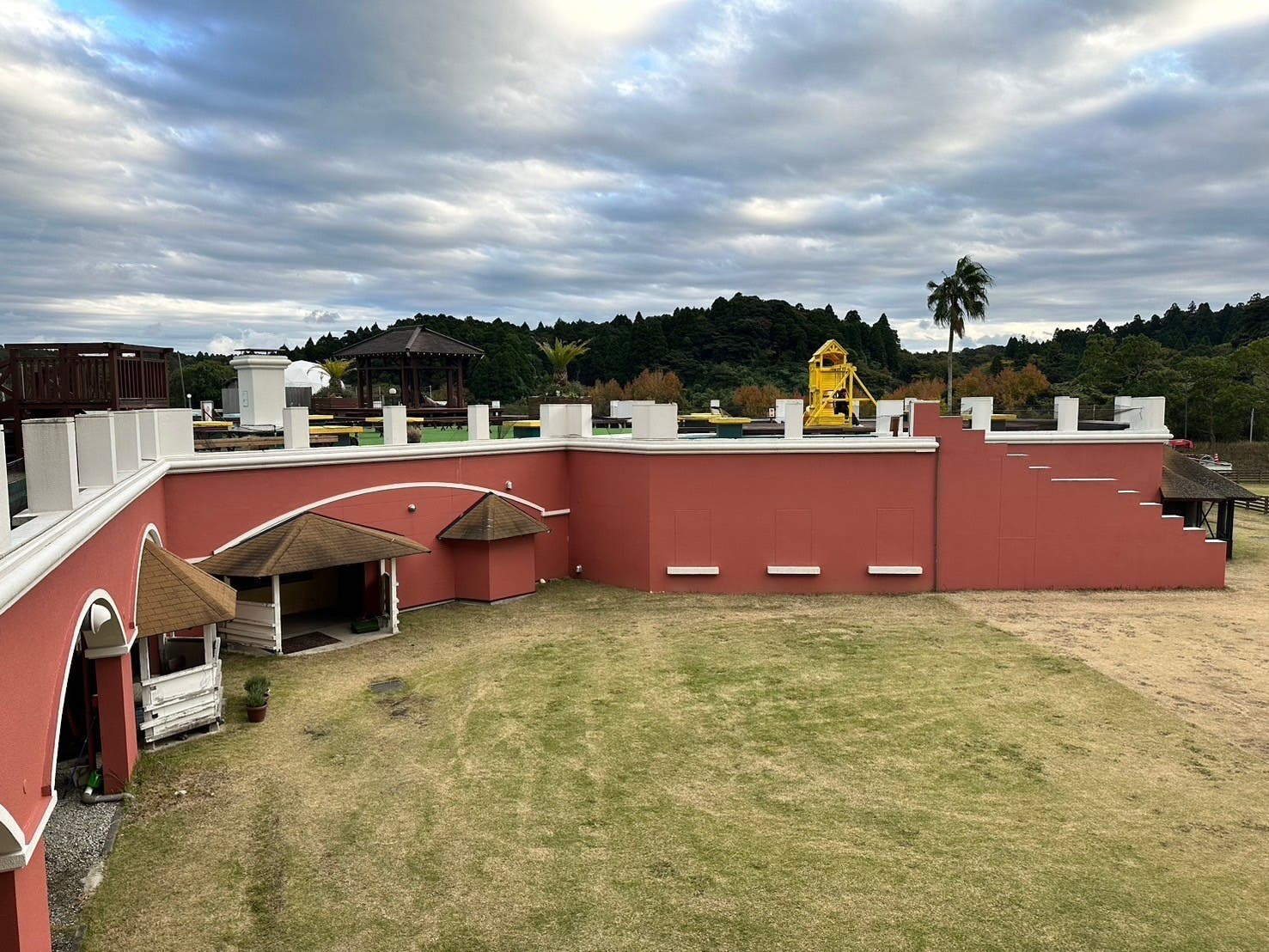 御宿にある半地下巨大コンクリート打ちっぱなし廃墟の写真10