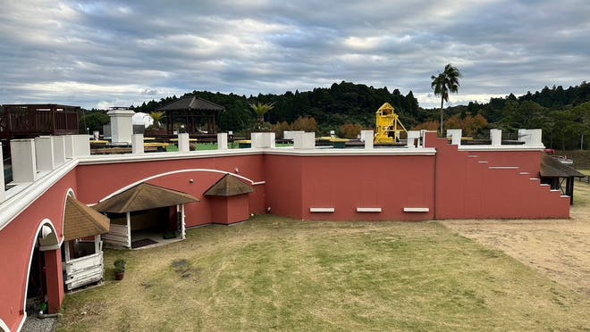 御宿にある半地下巨大コンクリート打ちっぱなし廃墟の写真10