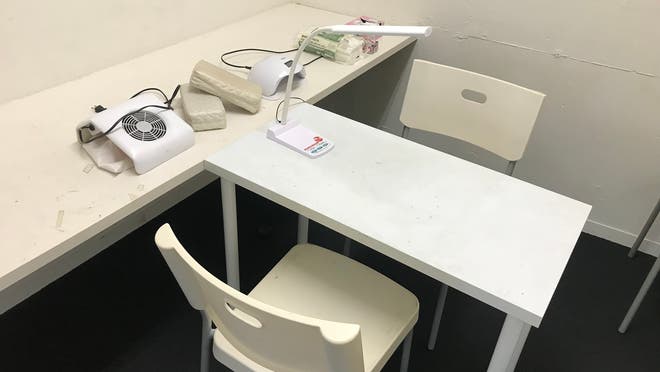 都心最安値!1時間500円(税抜)のみ激安ネイルサロン!新宿御苑前から一本道徒歩3分!最大7名着席可能!の写真3