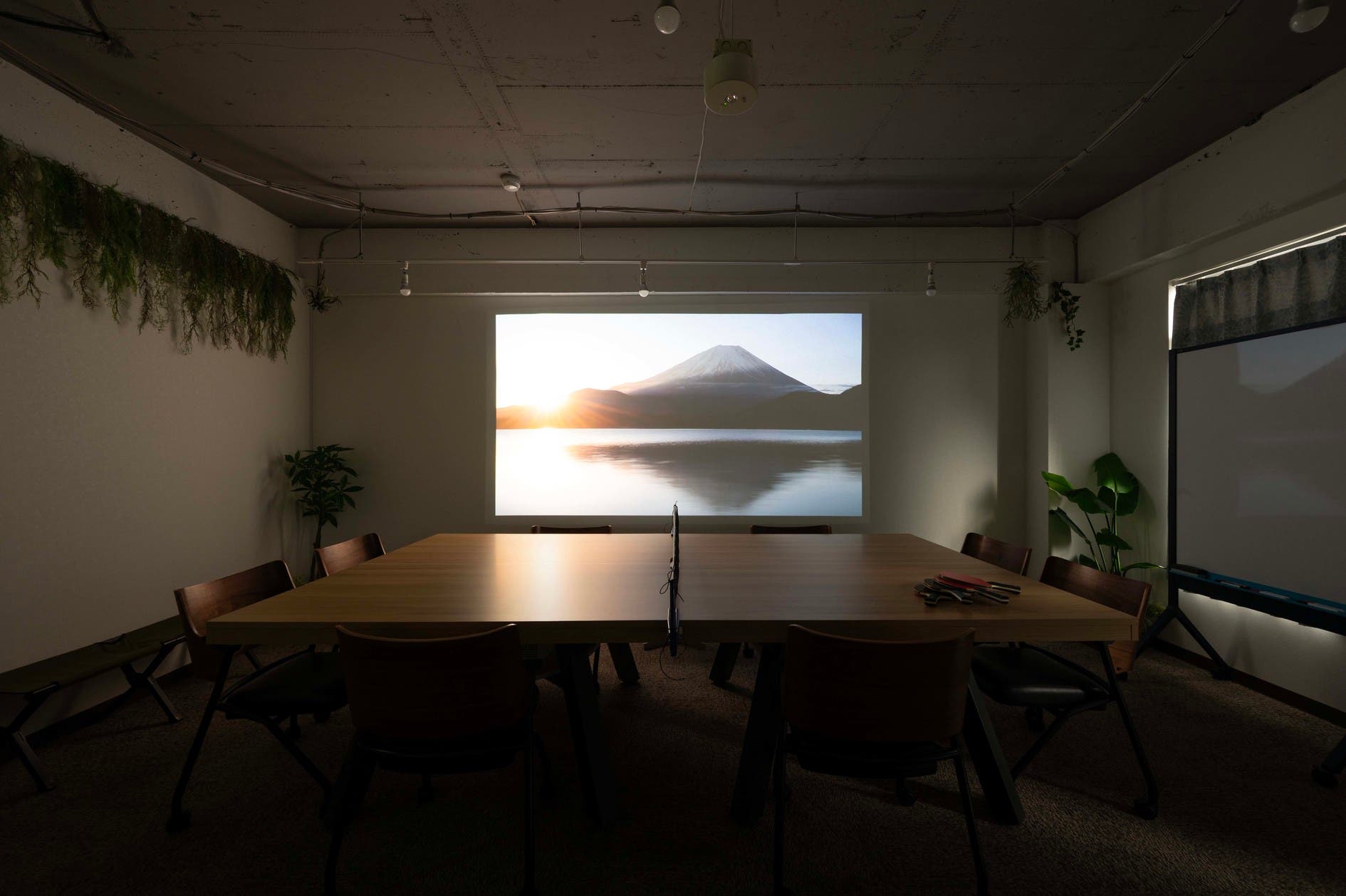 駅近❗120㌅4Kプロジェクター👀自由自在な新会議室✨クロスゲート三田・田町🏙卓球🏓映画鑑賞🎥の写真14