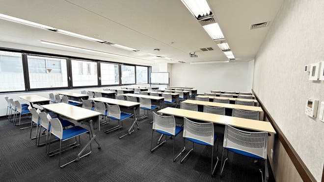 BL会議室 池袋西口店 RoomA 最大51名収容【池袋駅徒歩2分!演台常設で会議やセミナー・研修などにおすすめ/セルフ設営】の写真1