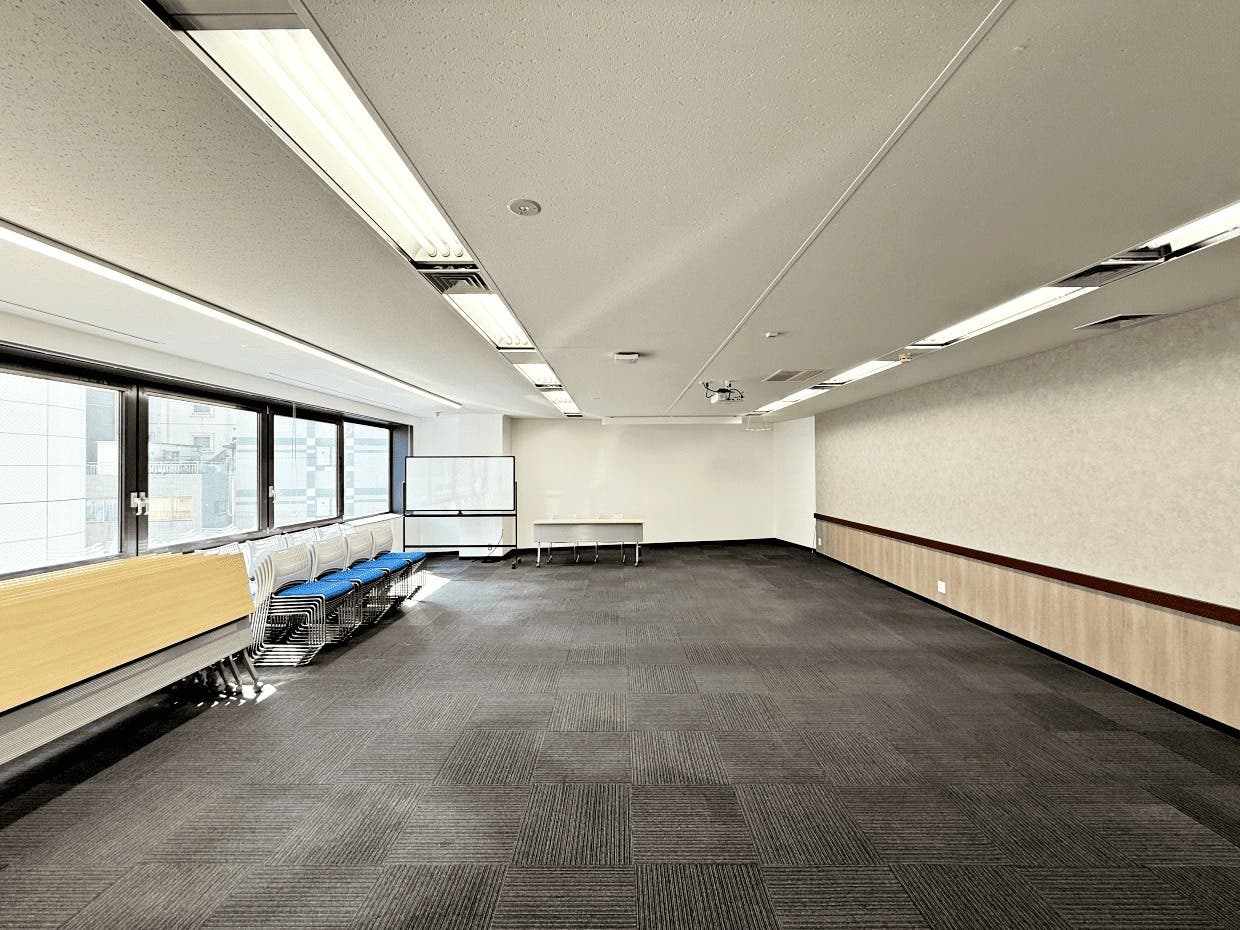 BL会議室 池袋西口店 RoomA 最大51名収容【池袋駅徒歩2分！演台常設で会議やセミナー・研修などにおすすめ/セルフ設営】の写真7