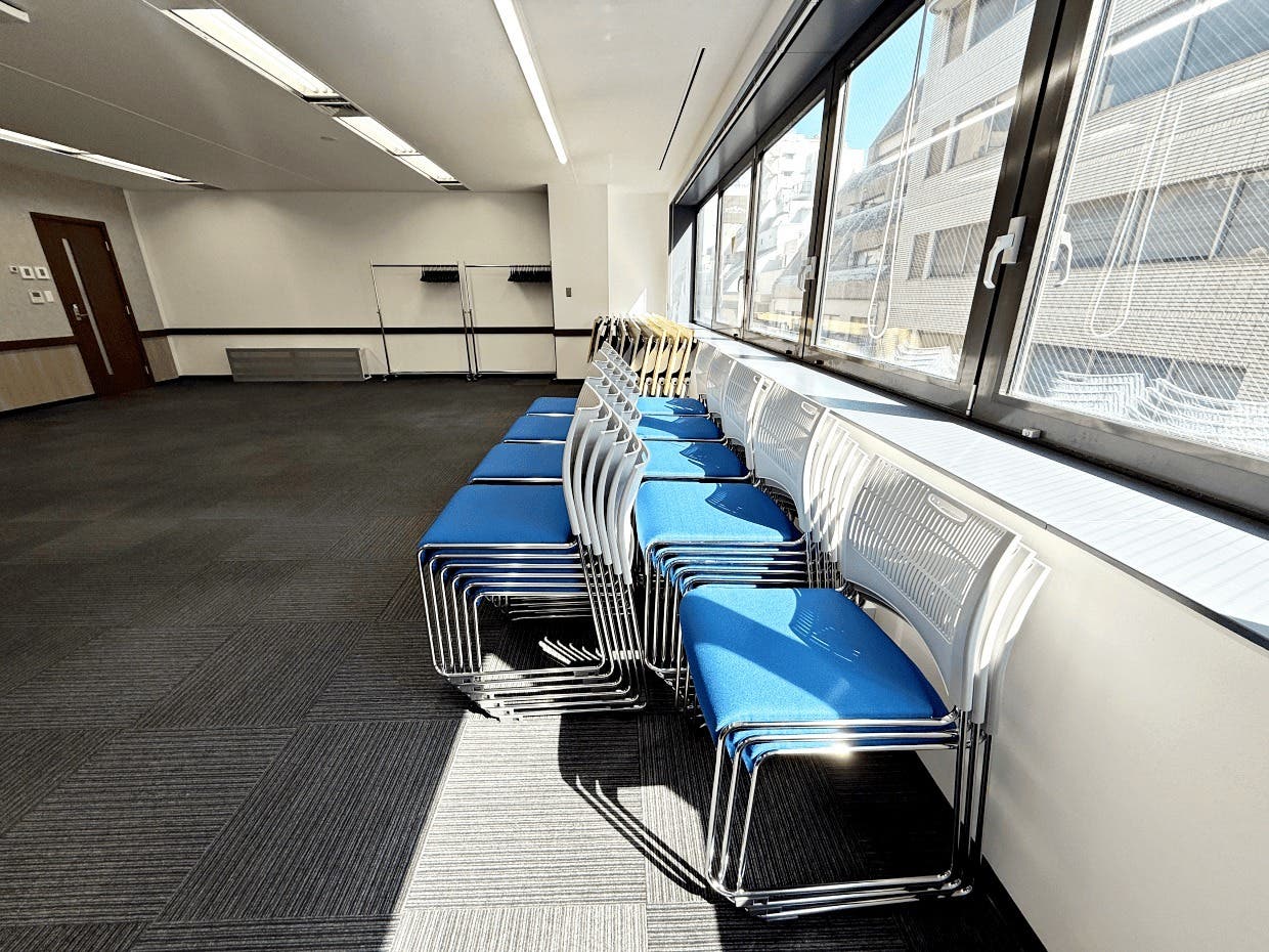 BL会議室 池袋西口店 RoomA 最大51名収容【池袋駅徒歩2分！演台常設で会議やセミナー・研修などにおすすめ/セルフ設営】の写真8