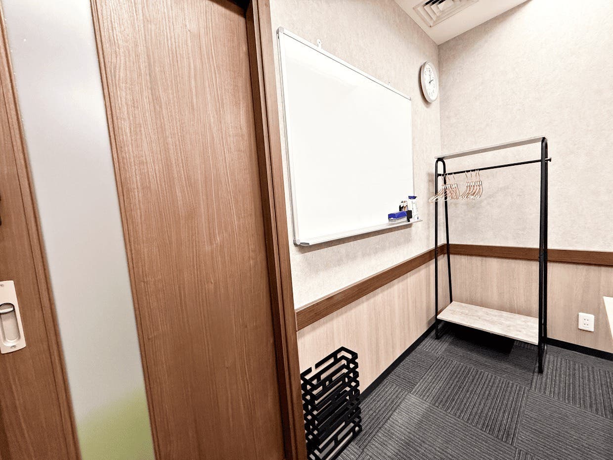 BL会議室 池袋西口店 RoomB 最大8名収容【池袋駅徒歩2分！モニター・AIカメラ・音声会議システム常設】の写真6