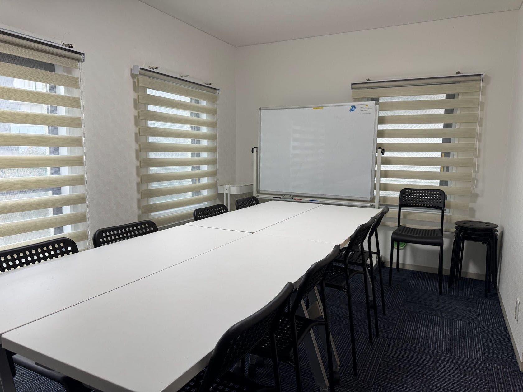 新宿で最安値！！新規OPEN♪新宿三丁目駅から徒歩1分のレンタルオフィス　電子タバコ可　施術ベッド有り！の写真1