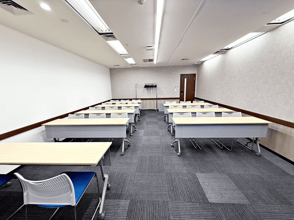 BL会議室 池袋西口店 RoomD 最大21名収容【池袋駅徒歩2分！大型モニター常設でセミナー・研修におすすめ】の写真4