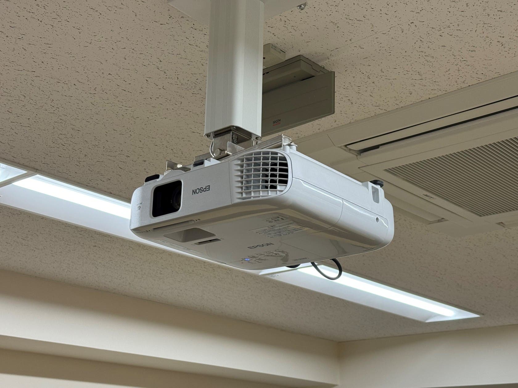 新宿三丁目駅C8出口を出てすぐ！スタッフ常駐で安心してご利用いただけます！✨Wi-Fi有⭐️【20名セミナールーム（3階）】⭐️の写真5