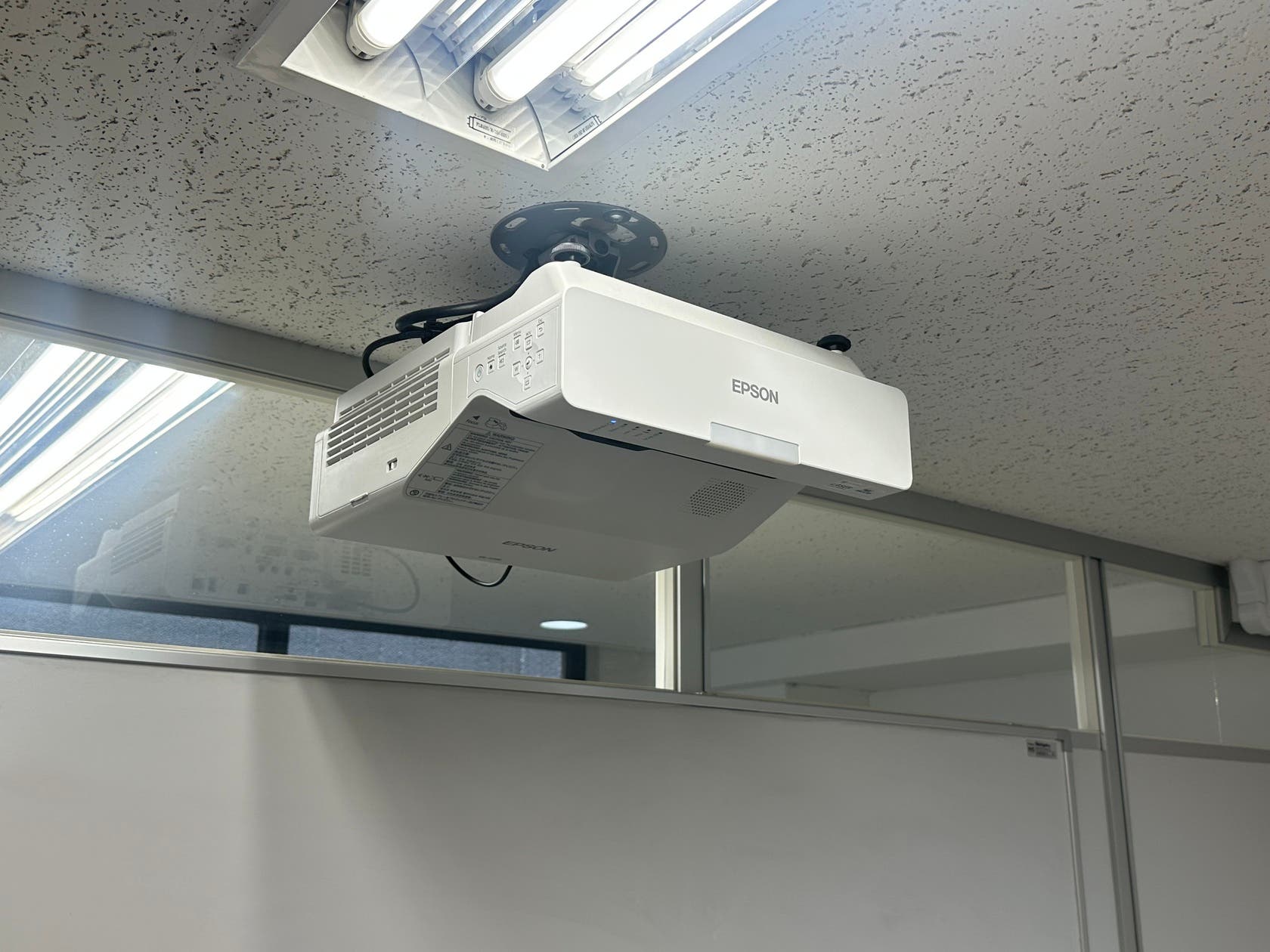 ⭐️横浜駅から徒歩4分地下街から直結！⭐️スタッフ常駐のため安心してご利用いただけます！✨Wi-Fi有り【24名セミナールーム】の写真5