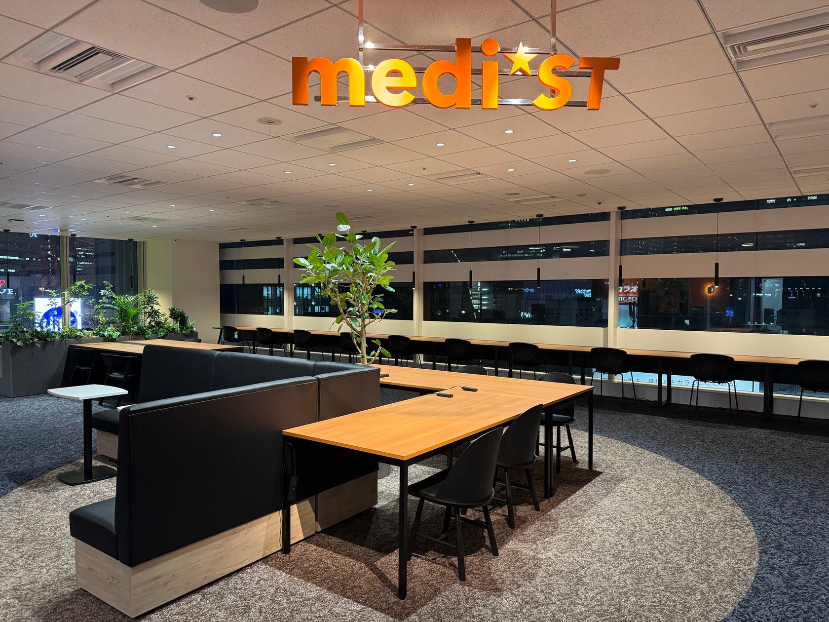 大阪梅田徒歩3分！景色の良い広々とした快適な自習・テレワーク空間の写真1