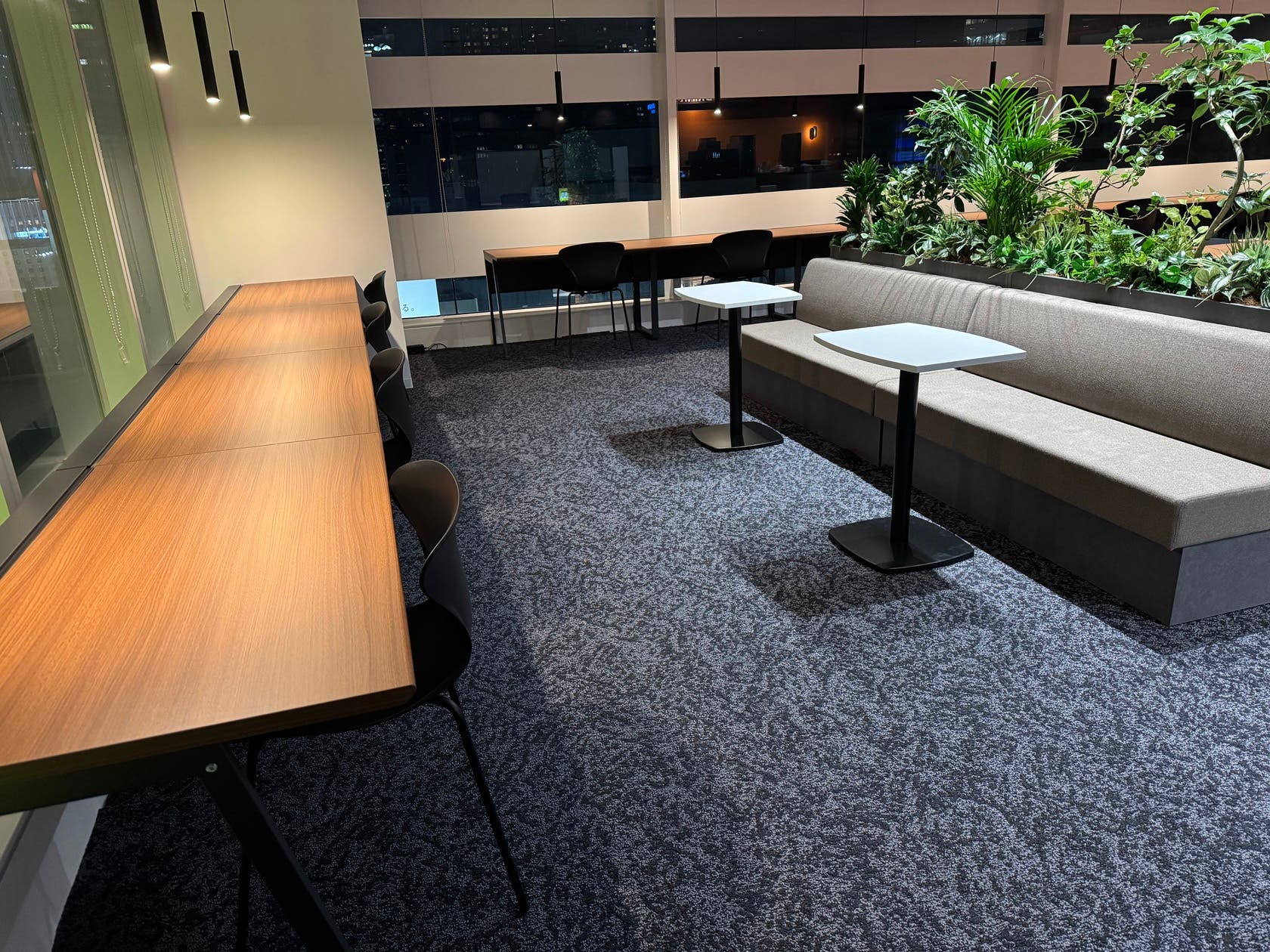 大阪梅田徒歩3分！景色の良い広々とした快適な自習・テレワーク空間の写真7