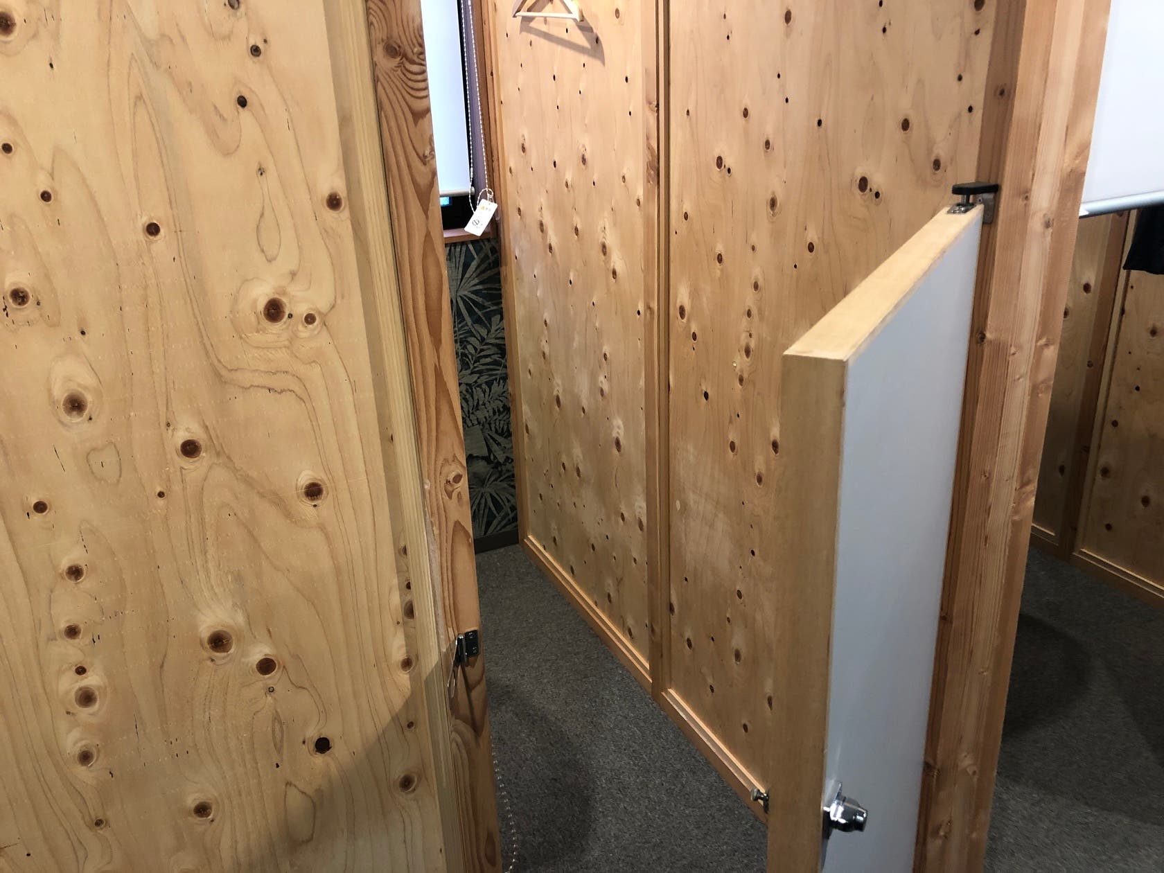 大荷物もおける！鍵付きひろびろ個室ブース！駅徒歩２分【神戸駅前スキマ / 1名】（8階R-６）の写真10