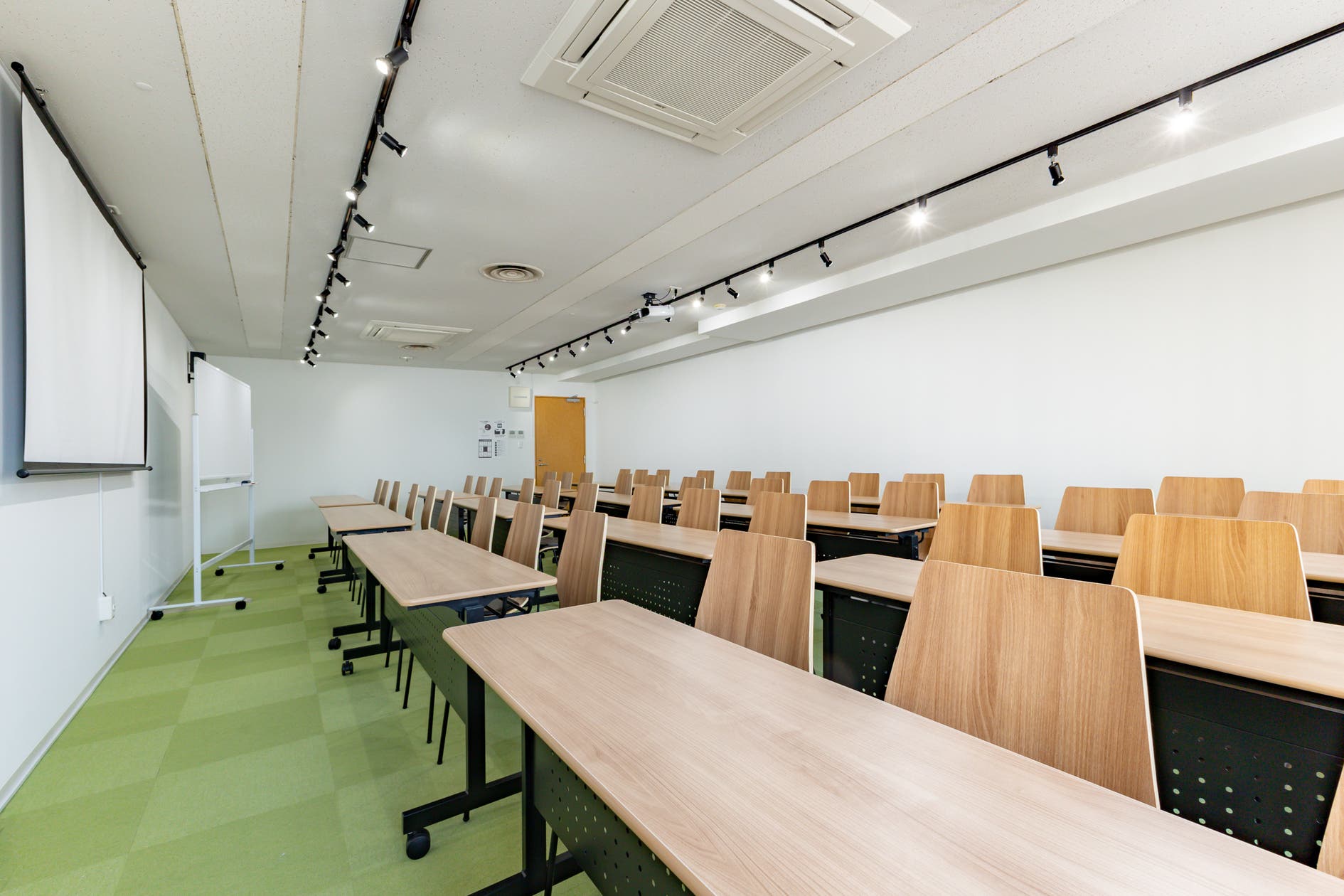 【伏見駅1分】ワンランク上の会議室｜60㎡最大50名着席可能｜備品全て無料｜ﾌﾟﾛｼﾞｪｸﾀｰ、音響完備、司会台、マイクの写真5