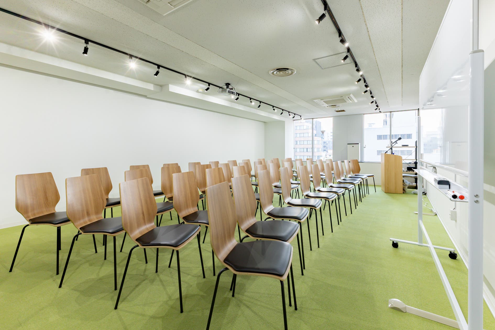 【伏見駅1分】ワンランク上の会議室｜60㎡最大50名着席可能｜備品全て無料｜ﾌﾟﾛｼﾞｪｸﾀｰ、音響完備、司会台、マイクの写真8