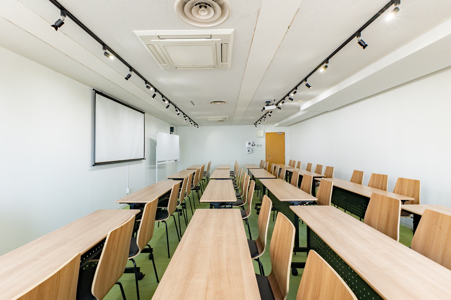 【伏見駅1分】ワンランク上の会議室｜60㎡最大50名着席可能｜備品全て無料｜ﾌﾟﾛｼﾞｪｸﾀｰ、音響完備、司会台、マイクの写真12