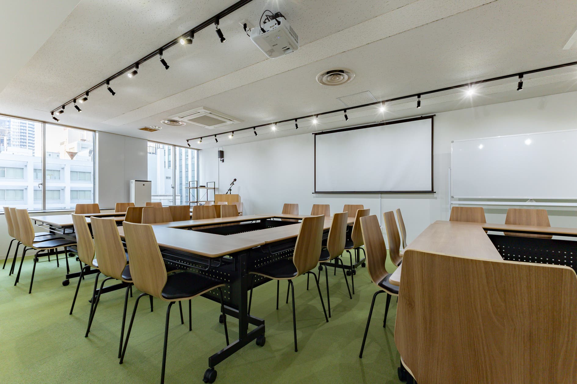 【伏見駅1分】ワンランク上の会議室｜60㎡最大50名着席可能｜備品全て無料｜ﾌﾟﾛｼﾞｪｸﾀｰ、音響完備、司会台、マイクの写真14