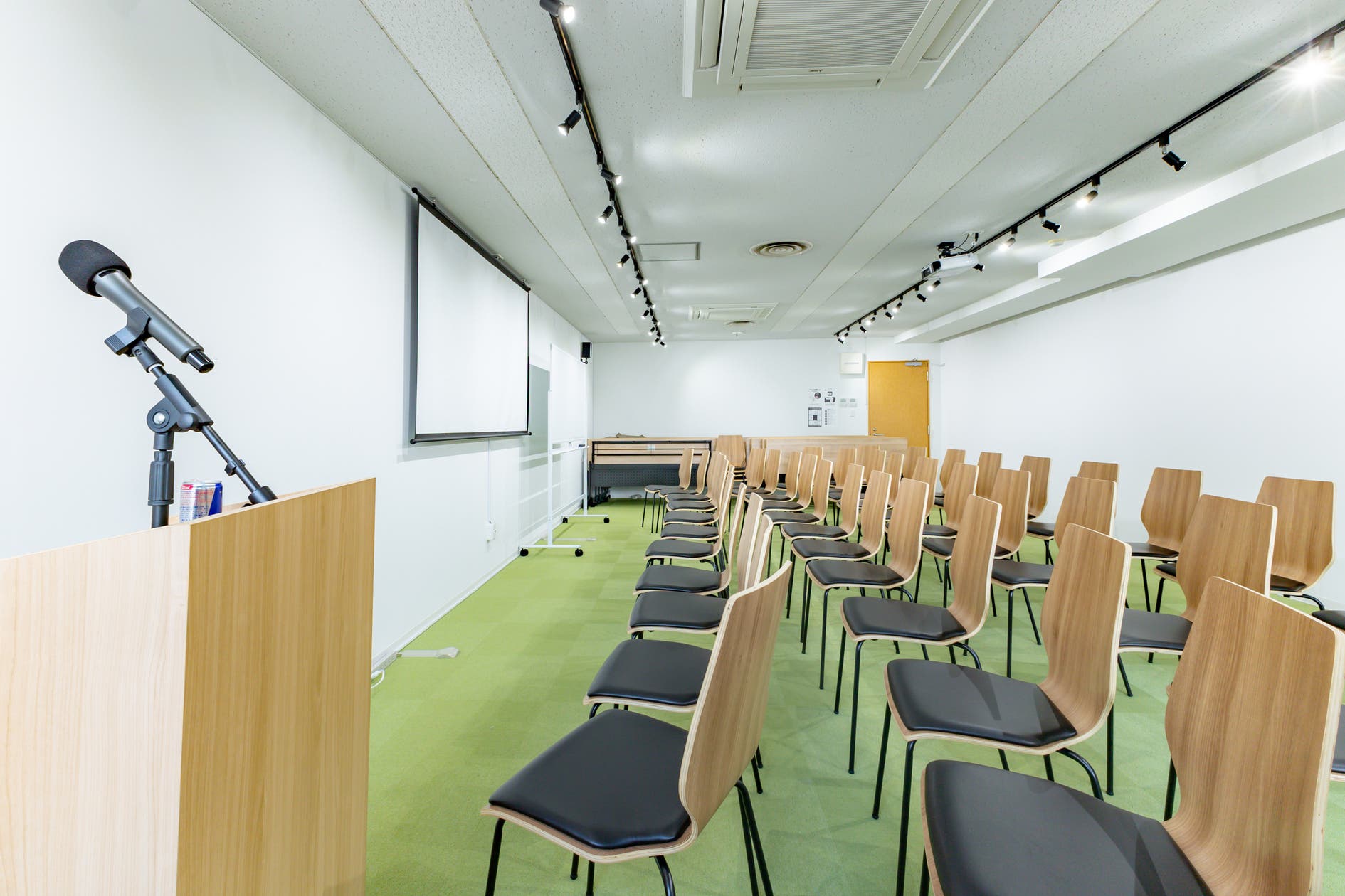 【伏見駅1分】ワンランク上の会議室｜60㎡最大50名着席可能｜備品全て無料｜ﾌﾟﾛｼﾞｪｸﾀｰ、音響完備、司会台、マイクの写真15