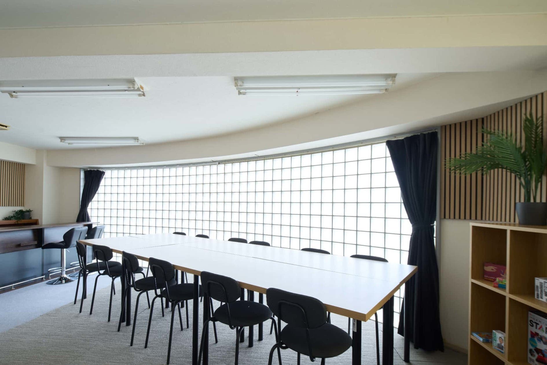 [最大40名収容可]藤沢駅南口徒歩5分 100インチスクリーン！映画鑑賞会/推し活/会議/セミナー/タコパの写真4