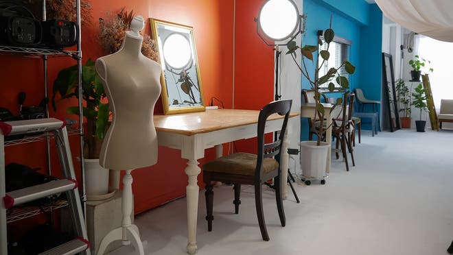 ヴィンテージビルの白壁&白床&色壁のレトロポップなスタジオの写真13